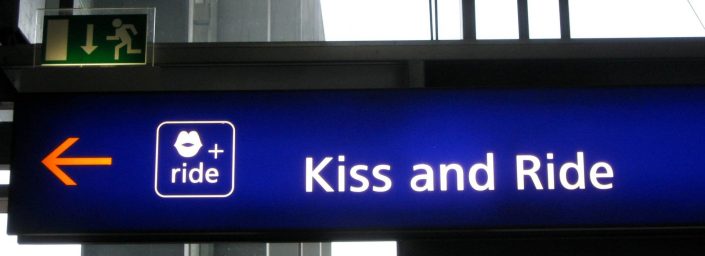 Kiss_and_Ride_-_Schild_in_Wien - Wiener Online